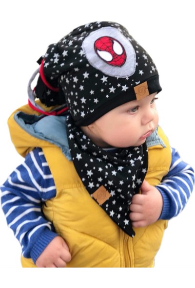 Babygiz Siyah Üstüne Yıldız Desenli Örümcek Adam Aksesuarlı Püskül Detaylı Bere Ve Boyunluk Takım Babygiz Siyah Üstüne Yıldız Desenli Örümcek Adam Aksesuarlı Püskül Detaylı Bere Ve Boyunluk Takım