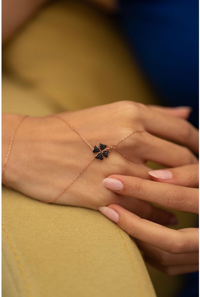 Ninova Silver Yonca Model Siyah Zirkon Taşlı Gümüş Italyan Şahmeran Ninova Silver Yonca Model Siyah Zirkon Taşlı Gümüş Italyan Şahmeran