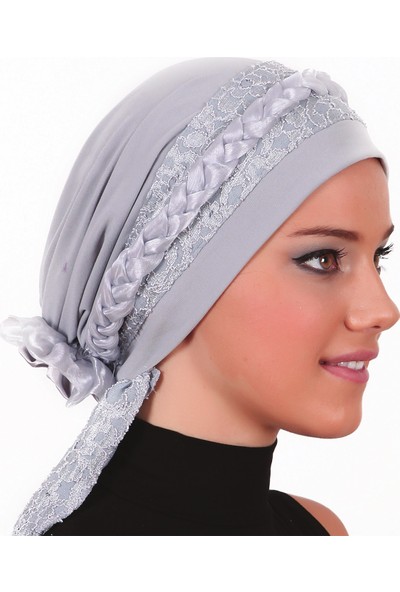 Fidan Dantel Burgulu Açık Gri Organze Saç Örgülü ve Arkası Güllü Aksesuarlı Hazır Tesettür Bone Fidan Dantel Burgulu Açık Gri Organze Saç Örgülü ve Arkası Güllü Aksesuarlı Hazır Tesettür Bone
