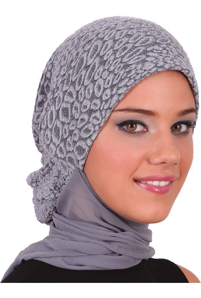 Fidan Topuzlu Atkılı Brokar Gri Tesettür Bone Fidan Topuzlu Atkılı Brokar Gri Tesettür Bone