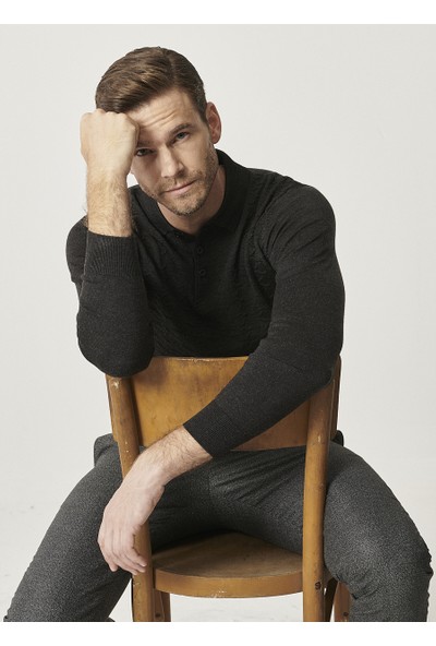 ALTINYILDIZ CLASSICS Standart Fit Düğmeli Polo Yaka Jakarlı Yünlü Triko Kazak ALTINYILDIZ CLASSICS Standart Fit Düğmeli Polo Yaka Jakarlı Yünlü Triko Kazak