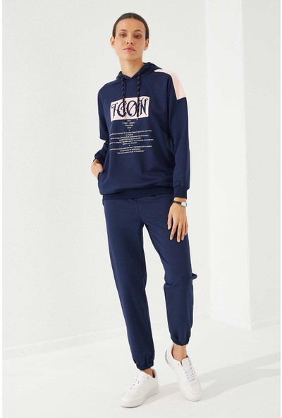Tommy Life Kapüşonlu Omuz Garnili Icon Baskılı İndigo Kadın Eşofman Takım Tommy Life Kapüşonlu Omuz Garnili Icon Baskılı İndigo Kadın Eşofman Takım