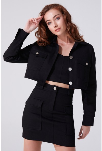 Berfuğ Kıran Önü Düğmeli Kısa Kot Ceket Berfuğ Kıran Önü Düğmeli Kısa Kot Ceket