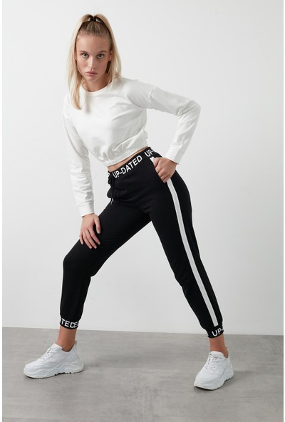 Lela Belden Bağlamalı Şerit Detaylı Yazı Baskılı Cepli Eşofman Altı Kadın EŞOFMAN ALTI 5862856 Lela Belden Bağlamalı Şerit Detaylı Yazı Baskılı Cepli Eşofman Altı Kadın EŞOFMAN ALTI 5862856