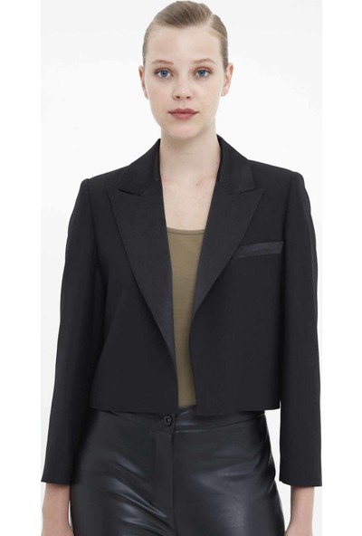 Fever Kadın Saten Yakalı Kısa Ceket Fever Kadın Saten Yakalı Kısa Ceket