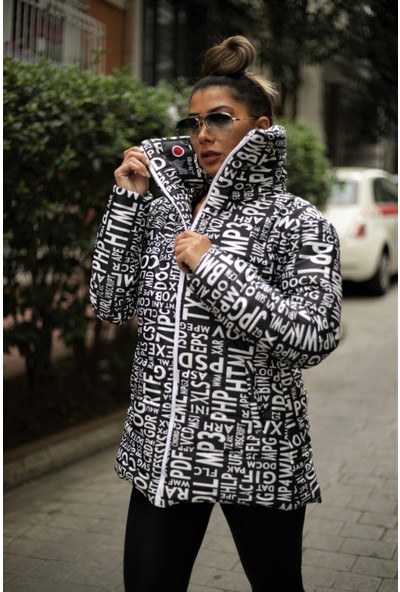 Keyifli Moda Kadın Siyah Beyaz Yazılı Dik Yaka Uzun Şişme Mont Keyifli Moda Kadın Siyah Beyaz Yazılı Dik Yaka Uzun Şişme Mont