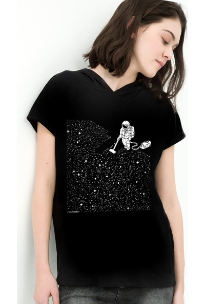 Rock & Roll Süpürgeli Astronot Siyah Kapşonlu Kısa Kollu Kadın T-Shirt Rock & Roll Süpürgeli Astronot Siyah Kapşonlu Kısa Kollu Kadın T-Shirt