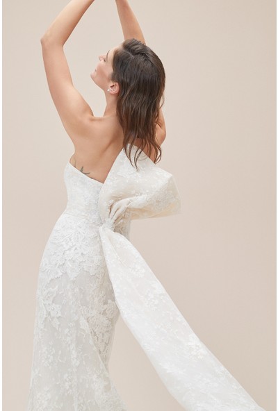 Viola Chan Dantel Işlemeli Straplez Fiyonk Kuyruklu Dar Kesim Gelinlik