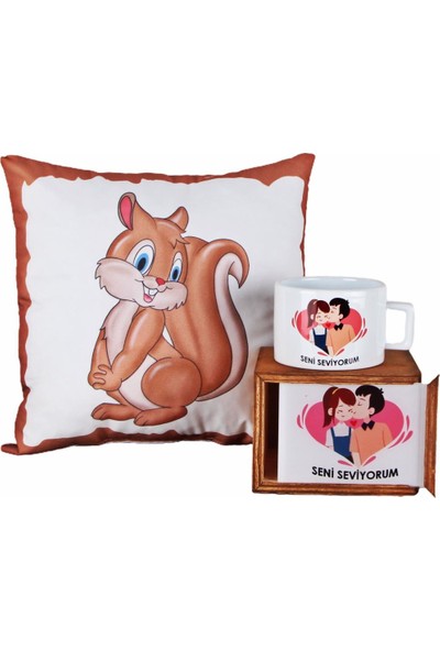 Setkanalı Sevimli Sincap Tasarımlı Puf Yastık Seni Seviyorum Ahşap Kutulu Kupa Sevgiliye Set Setkanalı Sevimli Sincap Tasarımlı Puf Yastık Seni Seviyorum Ahşap Kutulu Kupa Sevgiliye Set
