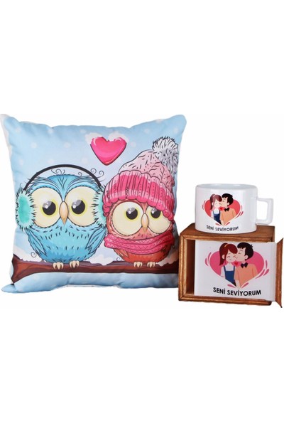 Setkanalı Aşık Baykuşlar Tasarımlı Puf Yastık Seni Seviyorum Ahşap Kutulu Kupa Sevgiliye Set Setkanalı Aşık Baykuşlar Tasarımlı Puf Yastık Seni Seviyorum Ahşap Kutulu Kupa Sevgiliye Set