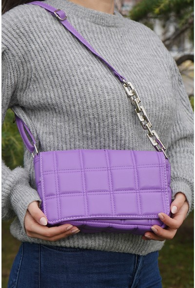 Sisbag Kadın Kare Nakışlı Zincirli Askılı El ve Omuz Çantası Lila Sisbag Kadın Kare Nakışlı Zincirli Askılı El ve Omuz Çantası Lila