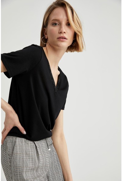 DeFacto Regular Fit V Yaka Basic Kısa Kollu Tişört K5057AZ21SP DeFacto Regular Fit V Yaka Basic Kısa Kollu Tişört K5057AZ21SP