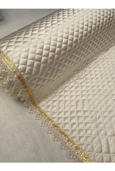Kaizen Carpet 10 mt.'lik Rulo Deri Saten Gold Su Taşlı Krem 100 gr. / m² Kapitone Raf Çekmece Örtüsü Kaizen Carpet 10 mt.'lik Rulo Deri Saten Gold Su Taşlı Krem 100 gr. / m² Kapitone Raf Çekmece Örtüsü
