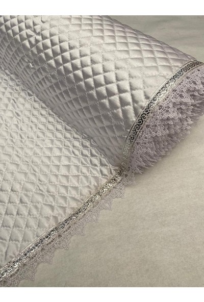 Kaizen Carpet 10 Mt'lik Rulo Deri Saten Silver Su Taşlı Beyaz 100 gr M² Kapitone Raf Çekmece Örtüsü Kaizen Carpet 10 Mt'lik Rulo Deri Saten Silver Su Taşlı Beyaz 100 gr M² Kapitone Raf Çekmece Örtüsü