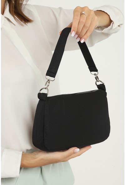 SHAKA Siyah U16 Baget El ve Omuz Çantası U:23 cm E:15 cm G:7cm SHAKA Siyah U16 Baget El ve Omuz Çantası U:23 cm E:15 cm G:7cm