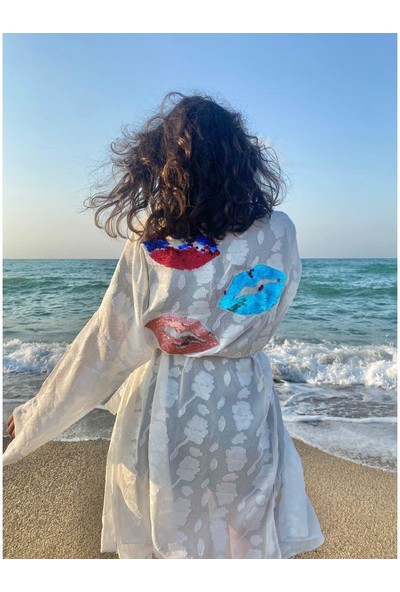 Senem Neyiş Özel Tasarım Dudaklı Beyaz Kuşaklı Desenli Kimono