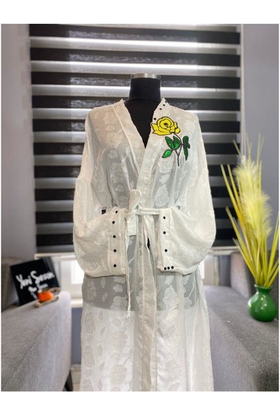 Senem Neyiş Özel Tasarım Çiçek Işlemeli Beyaz Kuşaklı Desenli Kısa Kimono Senem Neyiş Özel Tasarım Çiçek Işlemeli Beyaz Kuşaklı Desenli Kısa Kimono