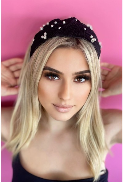 Takıştır Siyah Renk Inci Detaylı Düğümlü Taç Takıştır Siyah Renk Inci Detaylı Düğümlü Taç