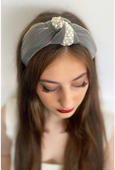 Takıştır Gri Renk Inci Detaylı Tüllü Düğümlü Taç Takıştır Gri Renk Inci Detaylı Tüllü Düğümlü Taç