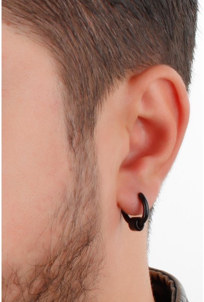 Madame Concept Köşeli Silindir Detaylı Siyah Renk Çelik Halka Erkek Küpe Madame Concept Köşeli Silindir Detaylı Siyah Renk Çelik Halka Erkek Küpe