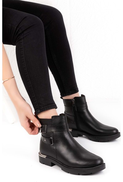 Gondol Hakiki Deri Metal Topuk Detaylı Bot DGN.701 - Siyah - 40 Gondol Hakiki Deri Metal Topuk Detaylı Bot DGN.701 - Siyah - 40