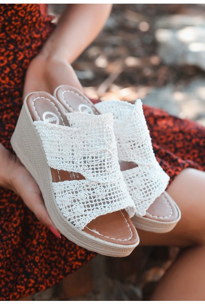 Butik Cool Pery Beyaz Örgülü Dolgu Topuk Terlik Butik Cool Pery Beyaz Örgülü Dolgu Topuk Terlik