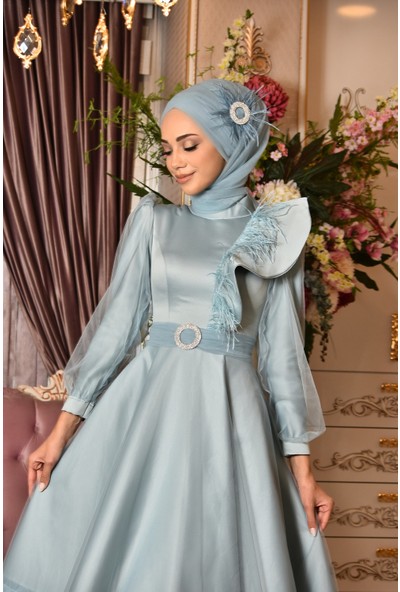 Mahidevran Çağla Kolları Balon Kol Omuzda Helezyon Detaylı Beli Kemerli Etek Uçları Fırfırlı Hayal Tül İle Saten Kumaştan Yapılmış Kloş Kesim