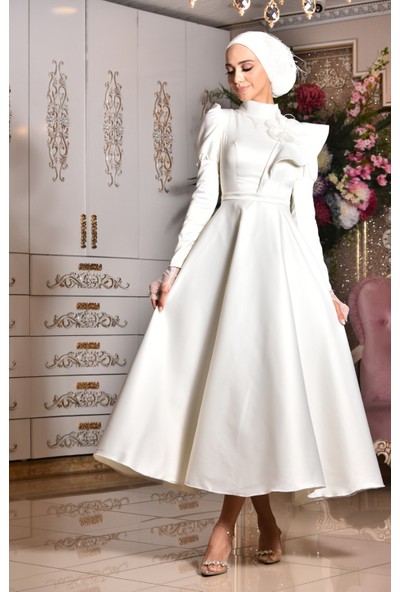 Mahidevran Kırık Beyaz Beli Kemerli Omuzda Helezyon Kesim Midi Boy Kloş Eteği Sol Omuzda Yedi Yapraklı