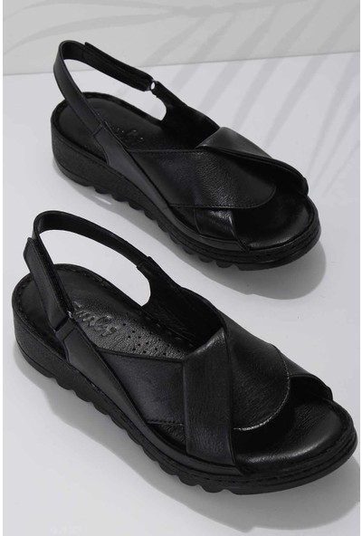 Bambi Siyah Deri Kadın Sandalet K05907001803