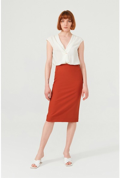 Birelin Arka Yırtmaçlı Kalem Etek Birelin Arka Yırtmaçlı Kalem Etek