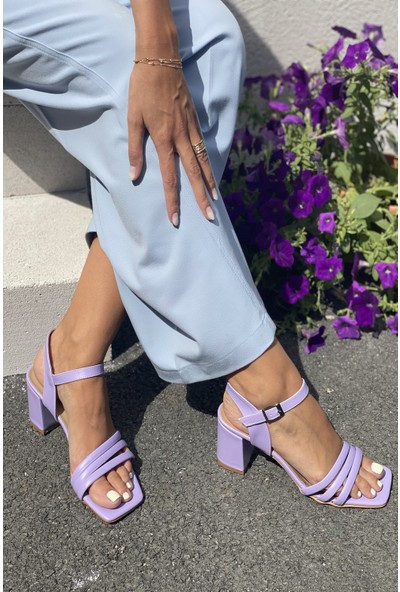 İnan Ayakkabı Bayan Üç Bant ve Bilekten Kemer Detaylı Topuklu Ayakkabı İnan Ayakkabı Bayan Üç Bant ve Bilekten Kemer Detaylı Topuklu Ayakkabı