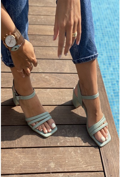 İnan Ayakkabı Bayan Üç Bant ve Bilekten Kemer Detaylı Topuklu Ayakkabı İnan Ayakkabı Bayan Üç Bant ve Bilekten Kemer Detaylı Topuklu Ayakkabı