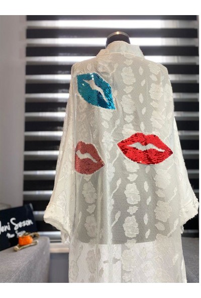 Senem Neyiş Özel Tasarım Dudaklı Beyaz Kuşaklı Desenli Çok Kısa Kimono