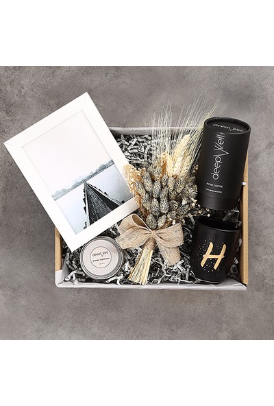 Deepwell Kişiye Özel Yaldızlı Harfli Kupa Çerçeve Çiçek Demeti Hediye Seti