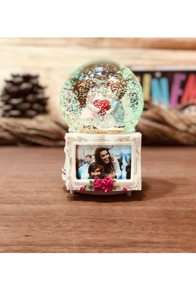 Bent Fotoğraf Çerçeveli Sevgili Kar Küresi Işıklı Müzikli Büyük Boy Motorlu Kar Küresi Bent Fotoğraf Çerçeveli Sevgili Kar Küresi Işıklı Müzikli Büyük Boy Motorlu Kar Küresi