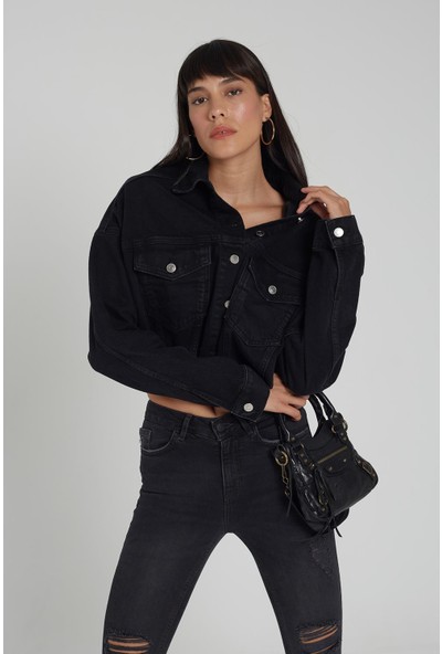 Cross Jeans Siyah Oversize Önü Düğmeli Etek Ucu Kesikli Jean Ceket C 4538-028 Cross Jeans Siyah Oversize Önü Düğmeli Etek Ucu Kesikli Jean Ceket C 4538-028