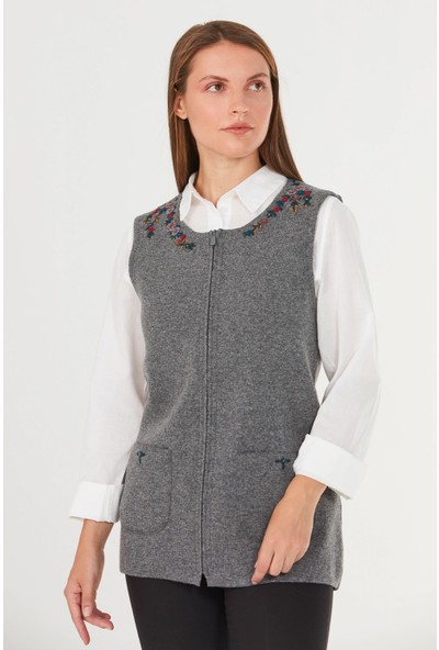 Desen Triko Kadın Yakası Işlemeli Tirko Yelek Füme Desen Triko Kadın Yakası Işlemeli Tirko Yelek Füme
