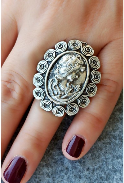 Fildişi Aksesuar Antik Gümüş Kaplama Madalyon Şekilli El Yapımı Ayarlanabilir Yüzük Fildişi Aksesuar Antik Gümüş Kaplama Madalyon Şekilli El Yapımı Ayarlanabilir Yüzük