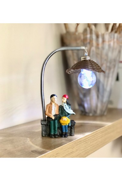 Yaprak Hediyelik Bankta Oturan Romantik Aşık Biblosu Işıklı