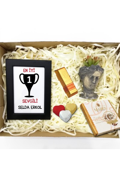 E-Hediyeci Kişiye Özel Sevgili Temalı Çerçeve, Helen Saksı ve Çikolatalı Hediye Kutusu E-Hediyeci Kişiye Özel Sevgili Temalı Çerçeve, Helen Saksı ve Çikolatalı Hediye Kutusu