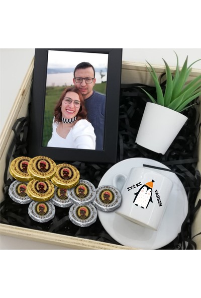 E-Hediyeci Kişiye Özel Fotoğraflı Çerçeve ve Sevimli Penguen Temalı Hediye Kutusu
