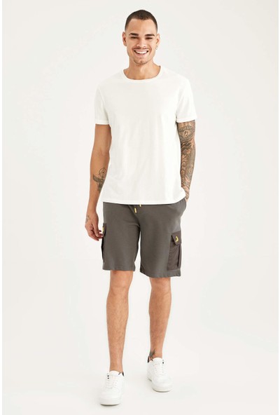 DeFacto Shaquille O'Neal Lisanslı Standart Fit Beli Bağcıklı Bermuda Şort V2878Az21Au