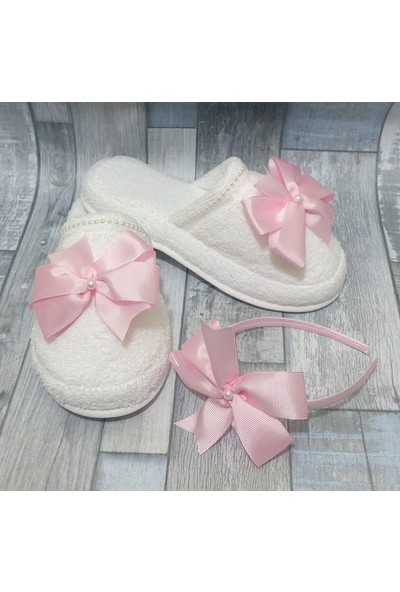 Azebu Inci Fiyonklu Lohusa Terlik ve Taç Seti Pembe Azebu Inci Fiyonklu Lohusa Terlik ve Taç Seti Pembe