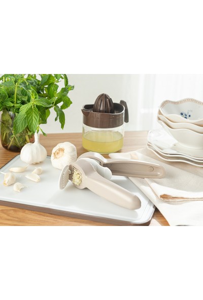 English Home Lily Plastik Sarımsak Ezici 16,5 cm Koyu Bej