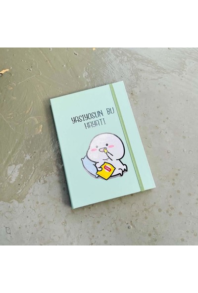 Patladı Gitti Yaşıyosun Bu Hayatı Bedeller Ödedik Tasarımlı Lastikli Çizgisiz Defter Patladı Gitti Yaşıyosun Bu Hayatı Bedeller Ödedik Tasarımlı Lastikli Çizgisiz Defter