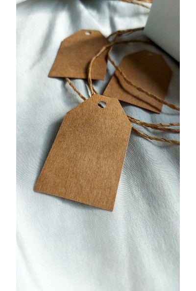 Çikoleyt Design Kraft Not Kartı - Yuvarlak Delikli (4*6,5cm) 50 Adet Çikoleyt Design Kraft Not Kartı - Yuvarlak Delikli (4*6,5cm) 50 Adet