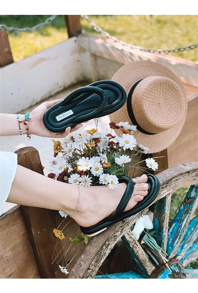 BeBeQ Loora Siyah Pufidik Parmak Arası Kadın Terlik