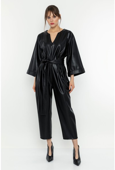 İnvidia V Yaka Büzgülü Deri Görünümlü Tulum İnvidia V Yaka Büzgülü Deri Görünümlü Tulum