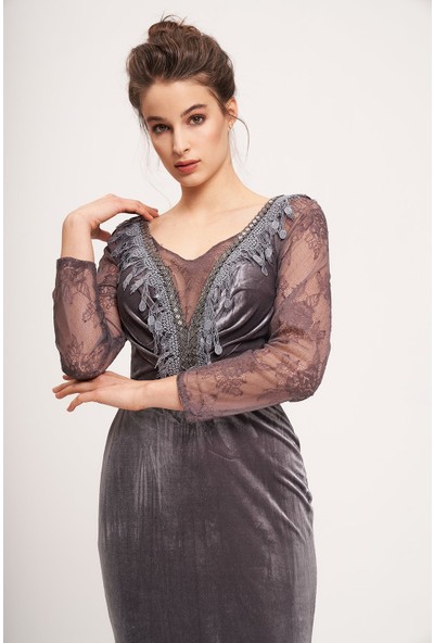 La Vita E Bella Gri Kadife Dantel Aksesuarlı Uzun Abiye Elbise 1342 La Vita E Bella Gri Kadife Dantel Aksesuarlı Uzun Abiye Elbise 1342