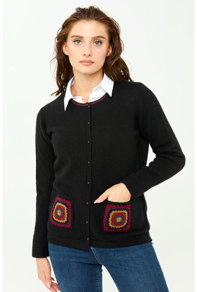Desen Triko Kadın Cebi ve Yakası Tığ Işlemeli Yün Hırka Siyah Desen Triko Kadın Cebi ve Yakası Tığ Işlemeli Yün Hırka Siyah